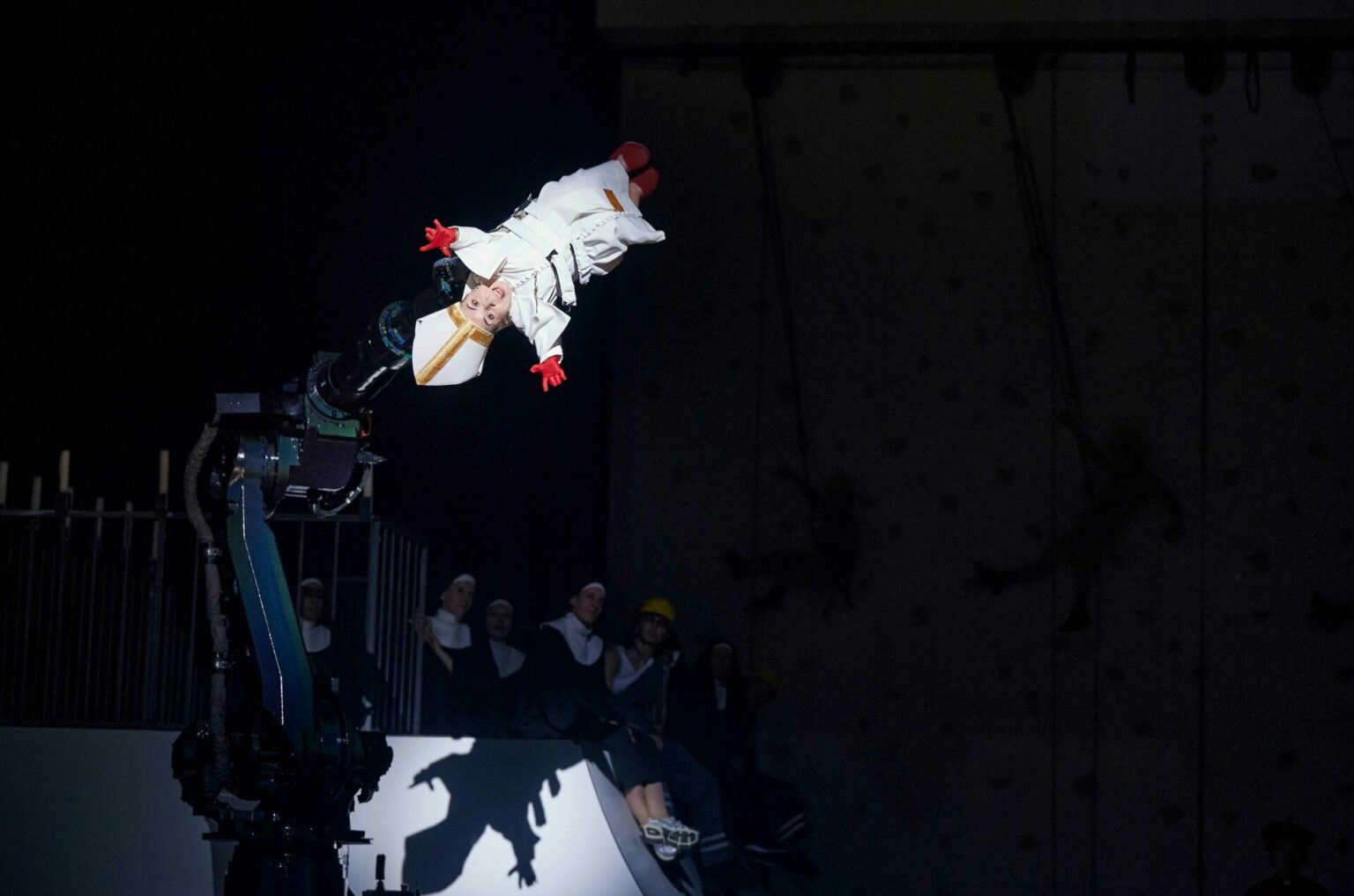 Sancta, Opernperformance von und mit Florentina Holzinger Staatsoper ...